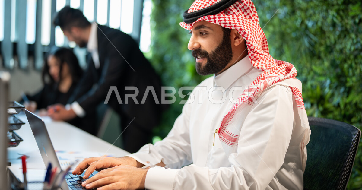 A side image of a Saudi Arabian Gulf employee wearing the traditional ...
