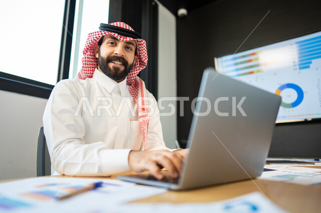 An Arab, Saudi, Gulf employee, wearing the traditional Saudi dress ...