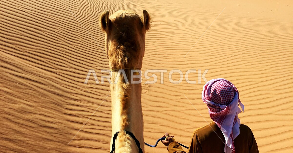 Saudi Arabian Gulf shepherd wearing traditional costume in the desert ...