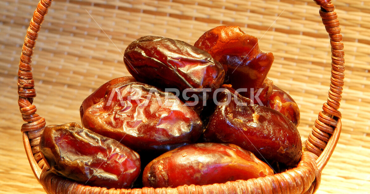 حبات التمر الصحي في سلة خشبية، الضيافة الرمضانية، وجبة ذات قيمة غذائية ...