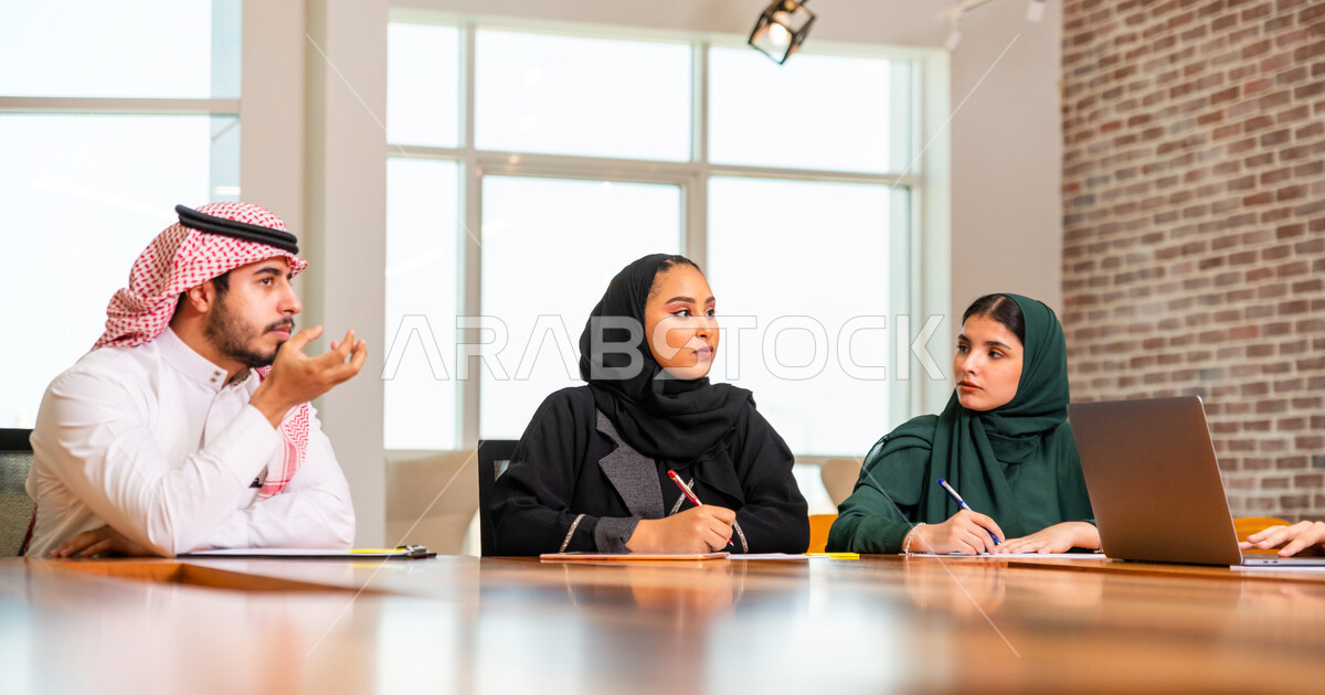 Two Saudi Gulf Arab businesswomen in a meeting with a Saudi Gulf ...