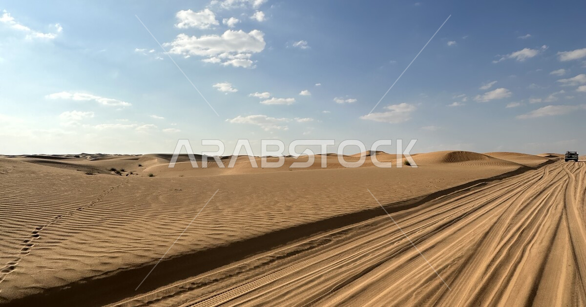 الكثبان والتلال الرملية في المناطق الصحراوية، الغيوم والسحب البيضاء في ...