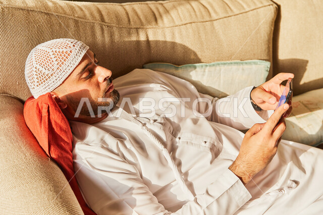 The concept of e-marketing, an Arab Gulf Emirati man wearing a kandora ...