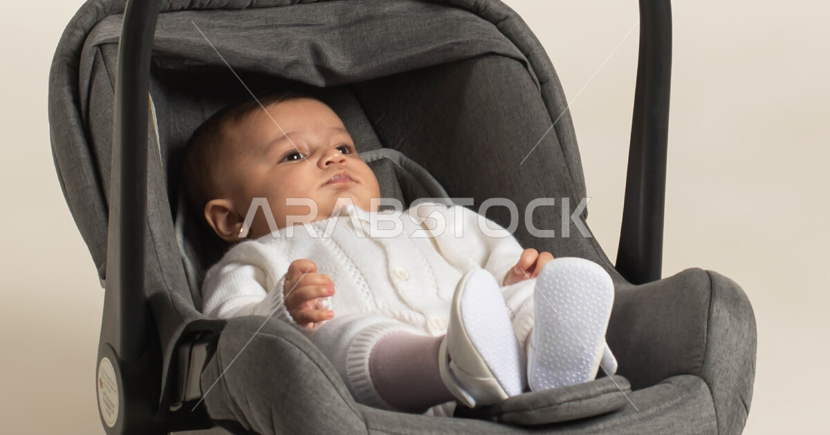 ايماءات النظر إلى شيء ما ,مفهوم البراءة و الطفولة, بورتريه لطفلة عربيه خليجيه سعودية لطيفة ترتدي ...