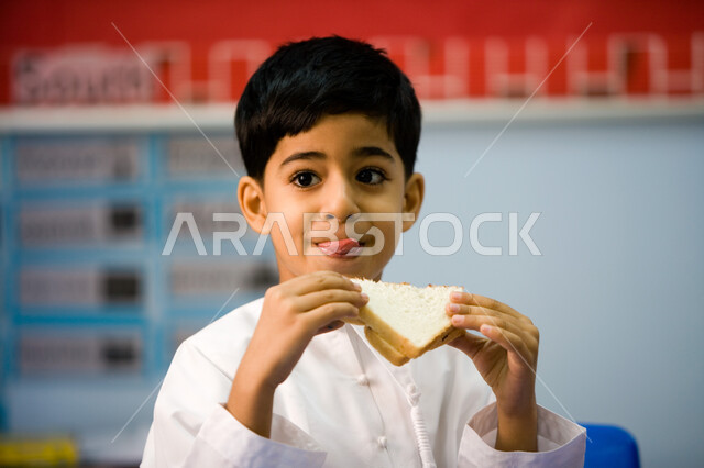 Eating healthy foods at school recess time in an Emirati school ...