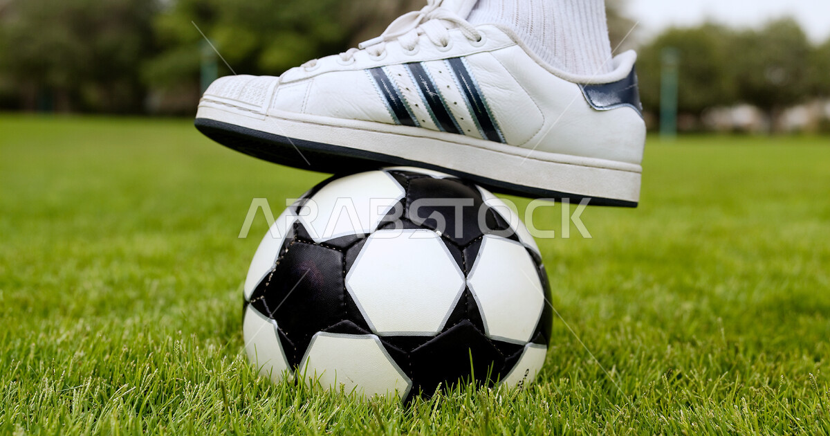 أنشطة ترفيهية ورياضات شبابية، صورة مقربة لقدم رجل عربي خليجي إماراتي ...