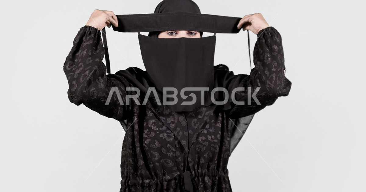 بورتريه لإمرأه عربية سعوديه خليجية، تقوم بارتداء النقاب ، ارتداء الحجاب ...