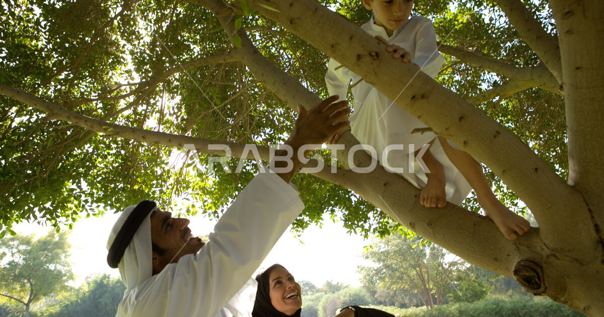 قضاء أوقات ممتعة برفقة العائلة في عطلة صيفية, أب وأم عربيان خليجيان ...