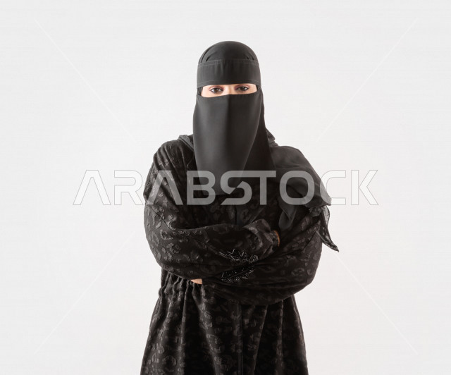 Portrait of a veiled Saudi Arabian Gulf woman wearing a black abaya ...