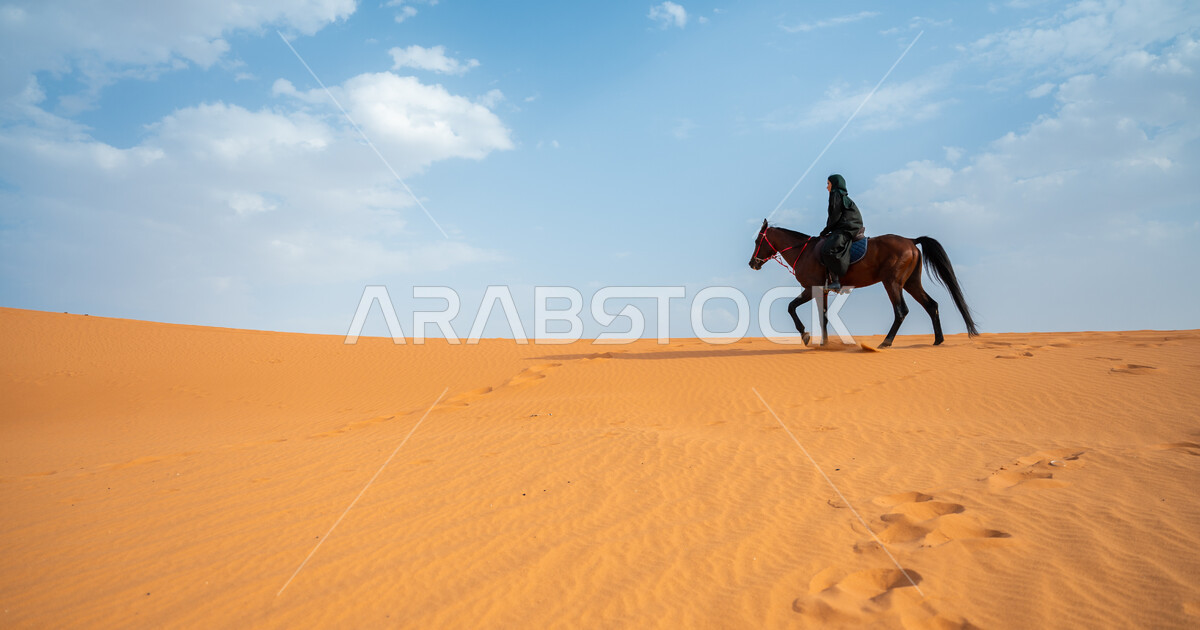 Practicing the hobby of riding horses in the desert areas, the soft ...