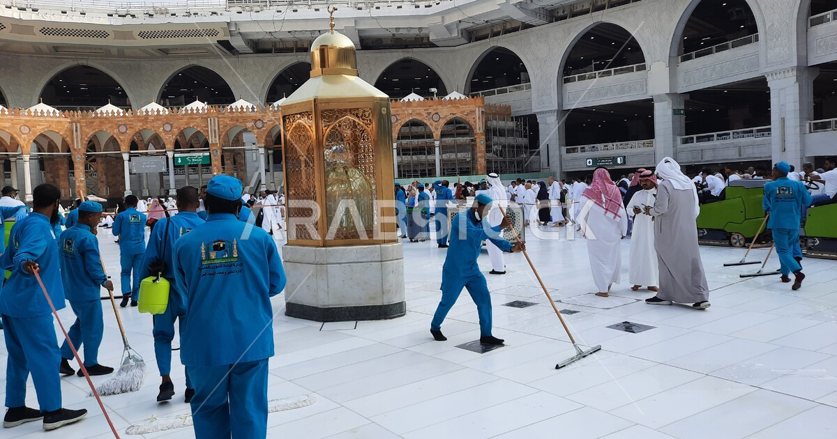 Pilgrims and Muslims in the courtyards of the Holy Mosque in Mecca ...