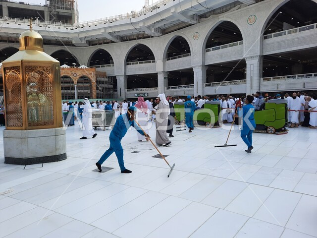 Pilgrims and Muslims in the courtyards of the Holy Mosque in Mecca ...