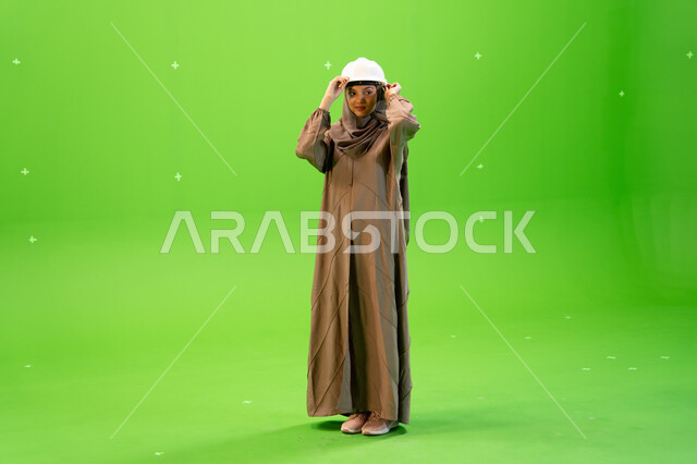 Saudi female engineer on site on a green chroma background - Photo ...