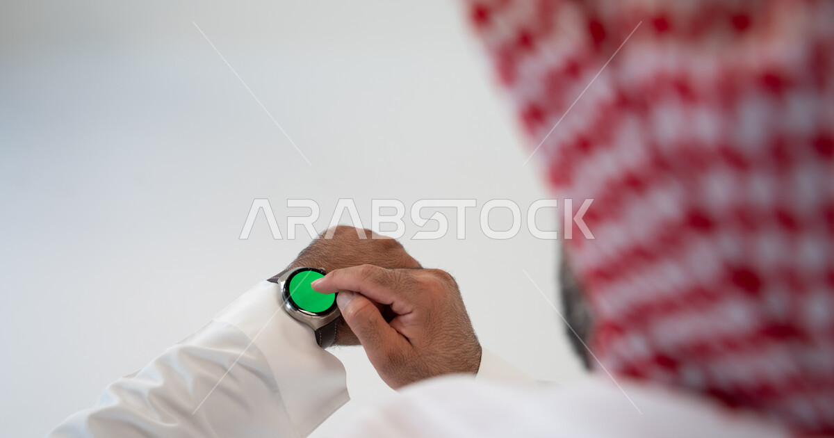 Remote technology monitoring, use of an electronic watch, close-up ...