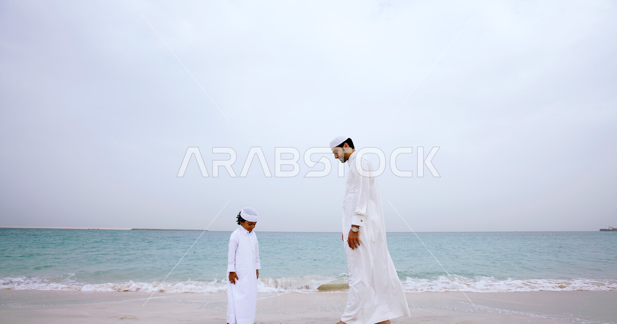 لحظات عائلية سعيدة رجل عربي إماراتي خليجي يرتدي الكندورة التقليدية