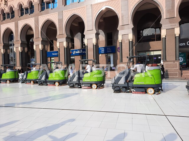 Cars cleaning the Sacred House, cleaning crews cleaning the Sacred ...