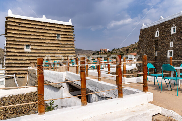 The white-painted balconies and upper ledges in the historical palaces ...