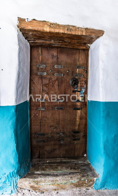 Heritage wooden doors in the historical palaces of Al Abu Nuqt Al ...