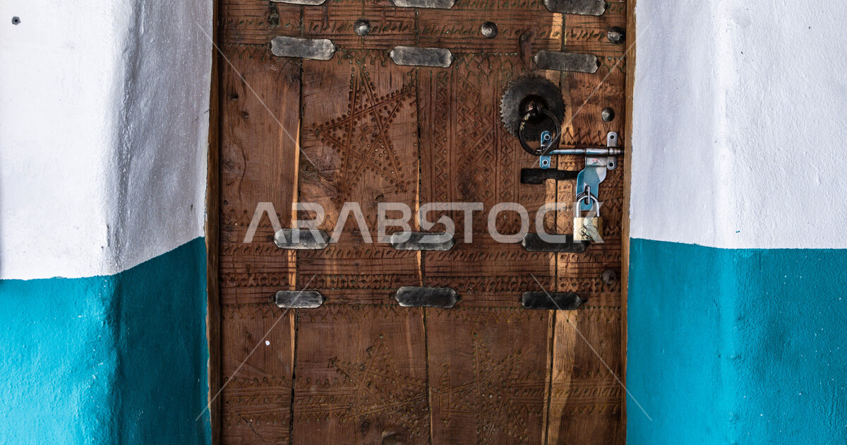 Heritage wooden doors in the historical palaces of Al Abu Nuqt Al ...