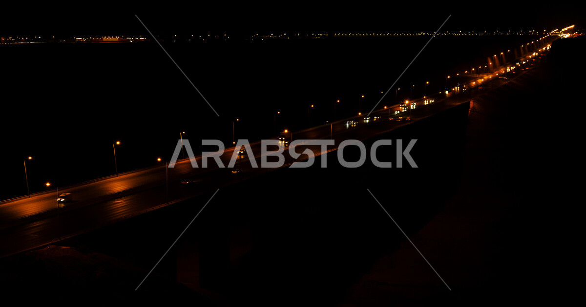 جسر وادي لبن المدعوم بالكوابل في مدينة الرياض المضاء في وقت الليل ...