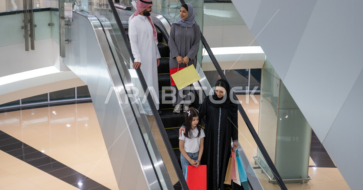 النزول وسهولة الانتقال من طابق لآخر عبر السلالم الكهربائية صورة من
