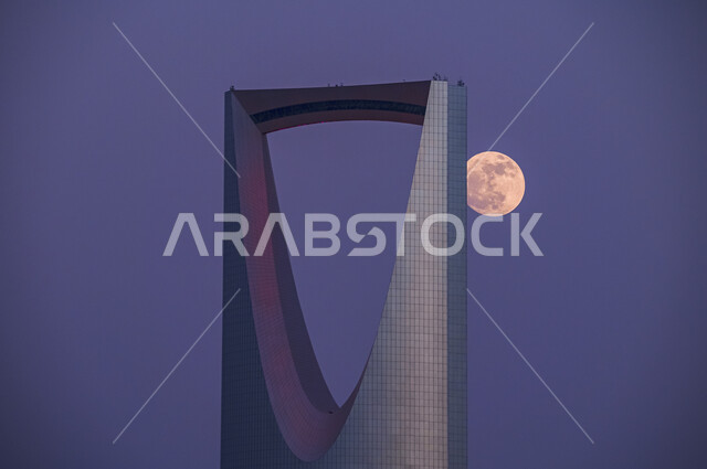 Famous landmarks and buildings, a close-up of the Kingdom Tower in the ...