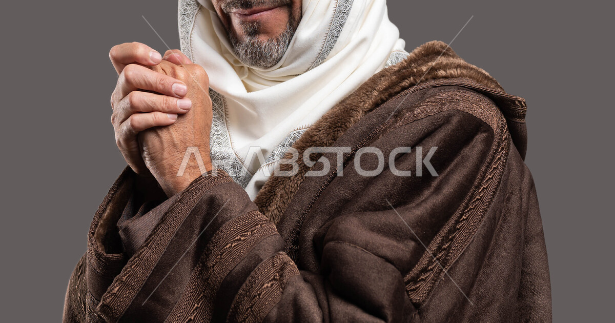 Bitter cold in winter, close-up portrait of a Saudi Arabian Gulf man ...