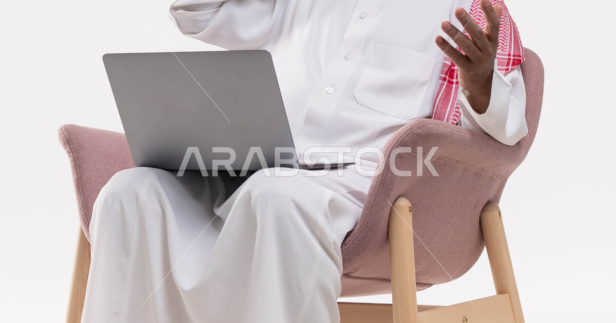 الجلوس على كرسي مريح واستخدام التقنيات الحديثة في العمل عن بعد، بورتريه ...