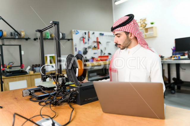 An innovative Saudi youth uses a 3D printer to manufacture a product ...