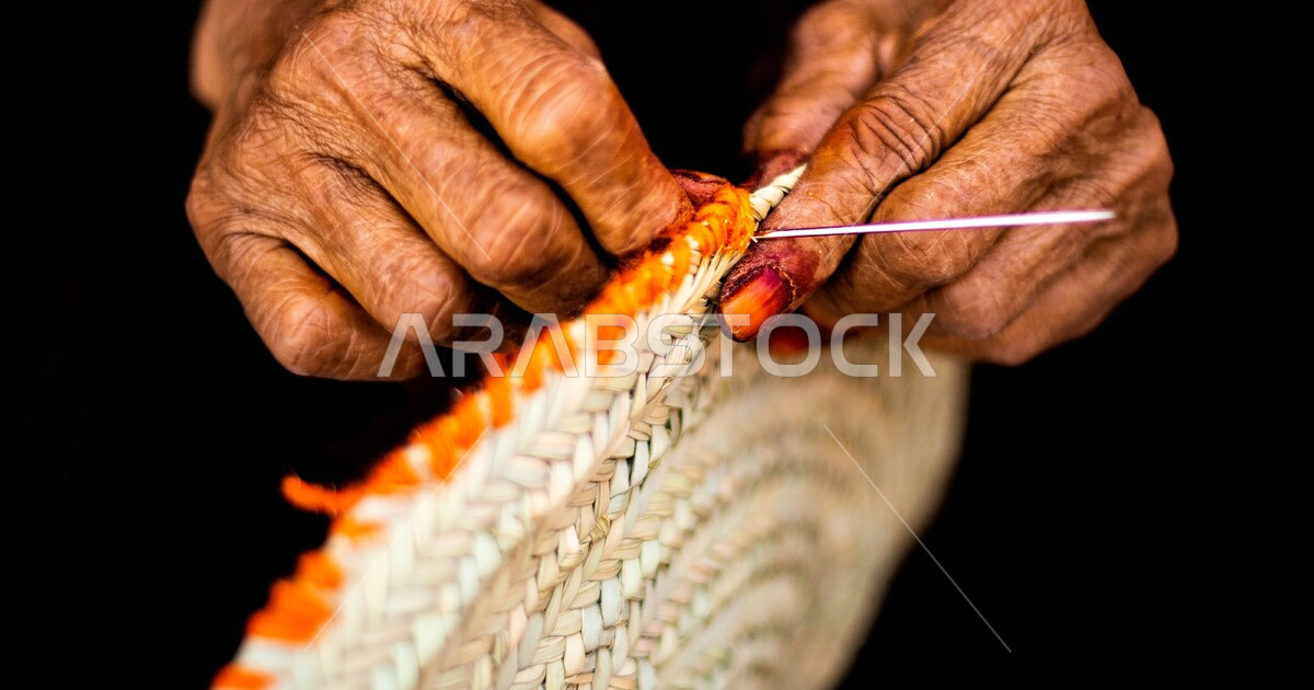 صناعات تقليدية شعبية، صورة مقربة لسيدة عربية خليجية سعودية تقوم بأشغال ...
