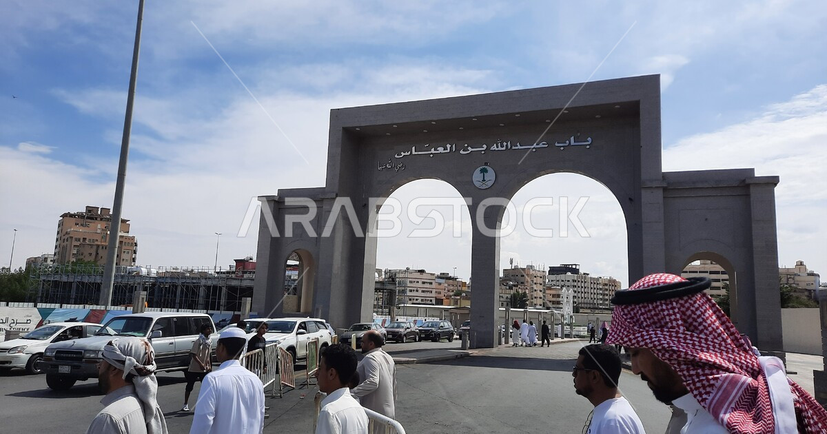 مواقف السيارات أمام باب عبد الله بن عباس في الطائف بالمملكة العربية