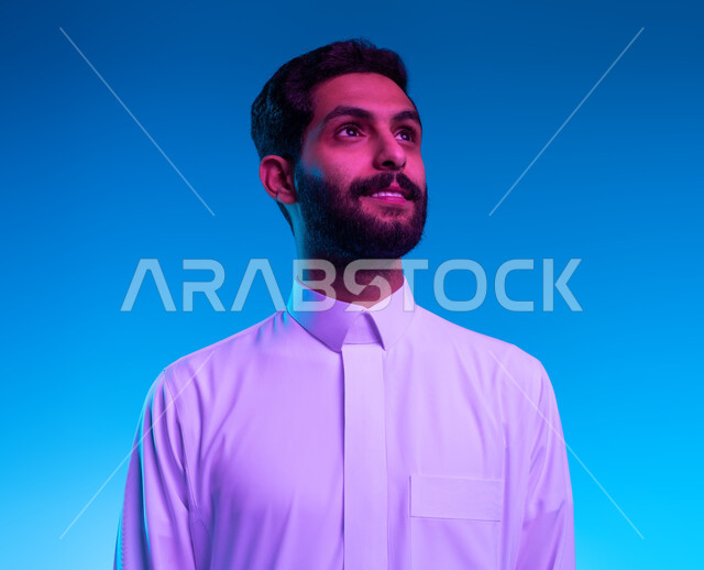 Thinking and looking forward to the future, paying attention to ...