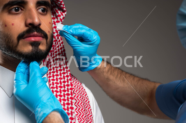 بثور منتشرة على بشرة الوجه, بورتريه مقرب لرجل عربي سعودي خليجي يرتدي ...