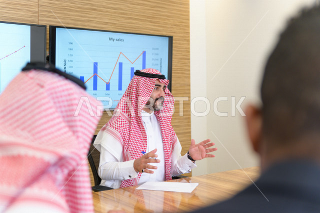 Administrative meeting with a group of Saudi Gulf people in the ...