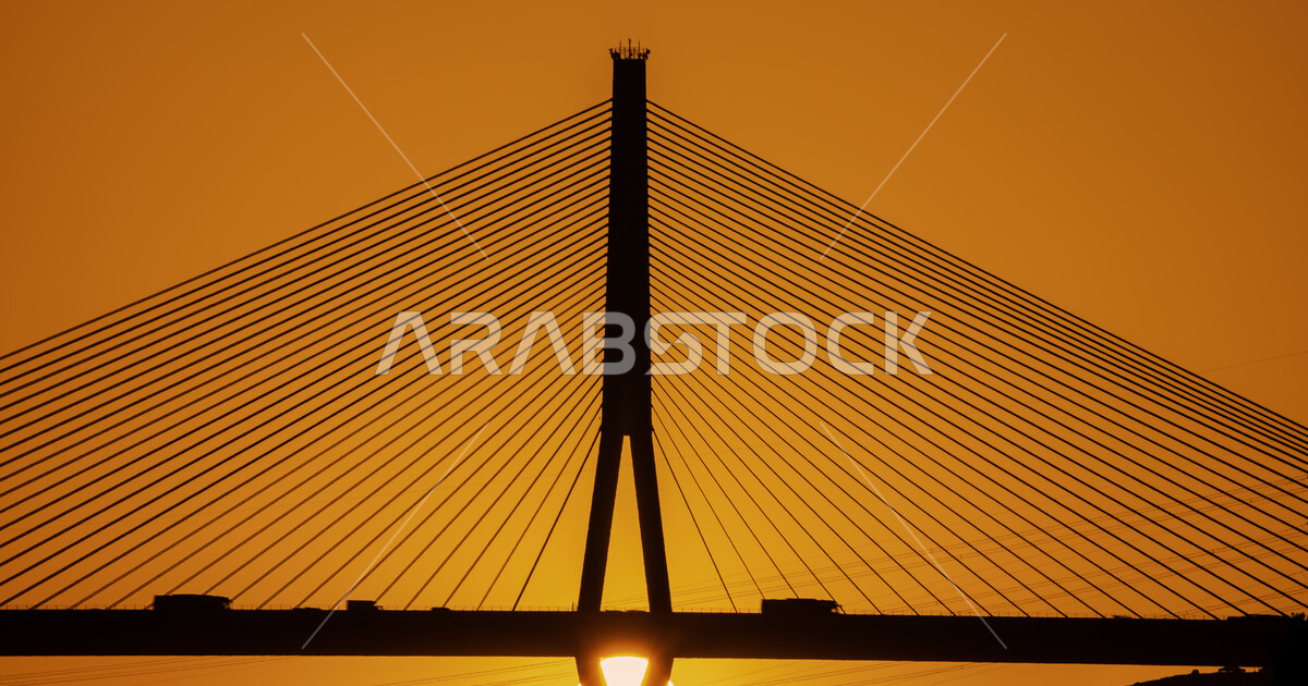 غروب الشمس على الجسر المعلق المدعوم بالكوابل في وادي لبن في مدينة ...