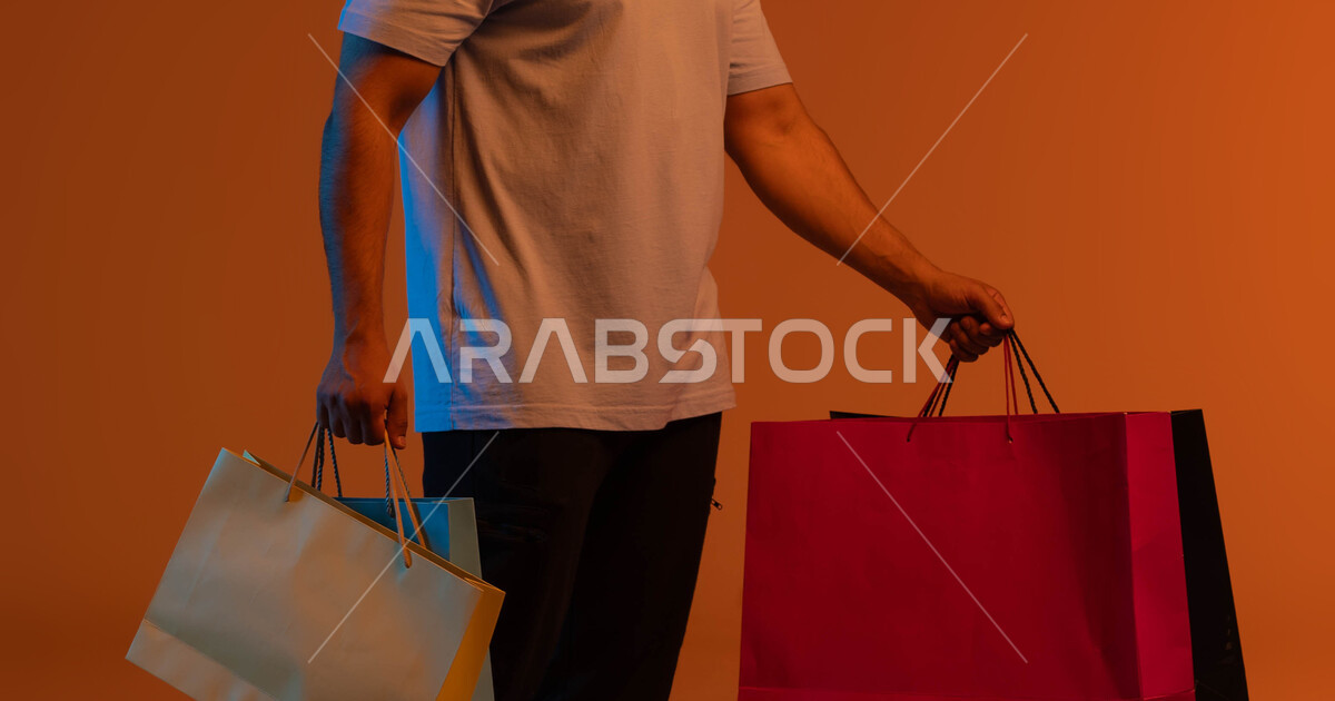 الاستفادة من العروض والتخفيضات الموسمية في الأسواق، بورتريه لرجل عربي