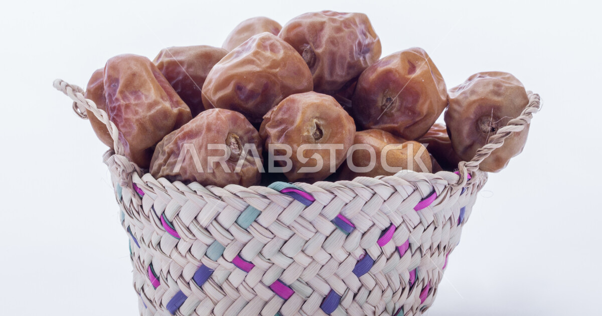 حصاد النخيل في مزارع المملكة، ضيافة رمضانية شهية، الأنواع المختلفة من ...