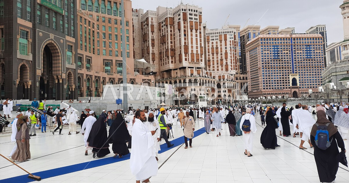 Pilgrims and Umrah pilgrims in the outer square of the Grand Mosque in ...