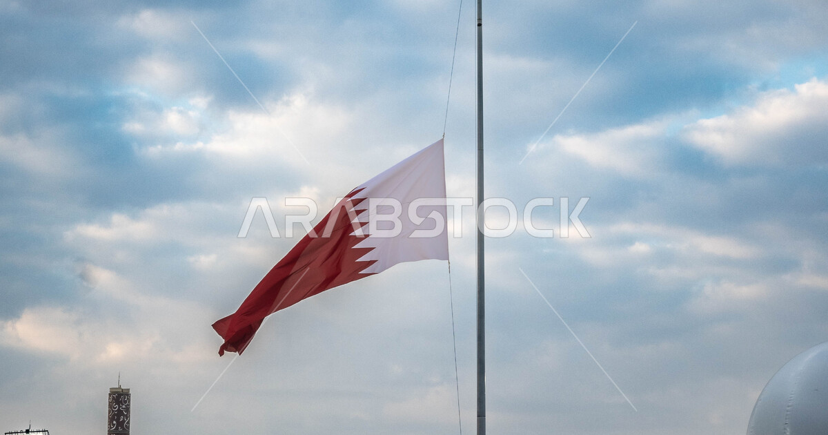 تجمع المواطنون في درب الساعي في أم صلال للاحتفال باليوم الوطني القطري، علم دولة قطر يرفرف عاليا