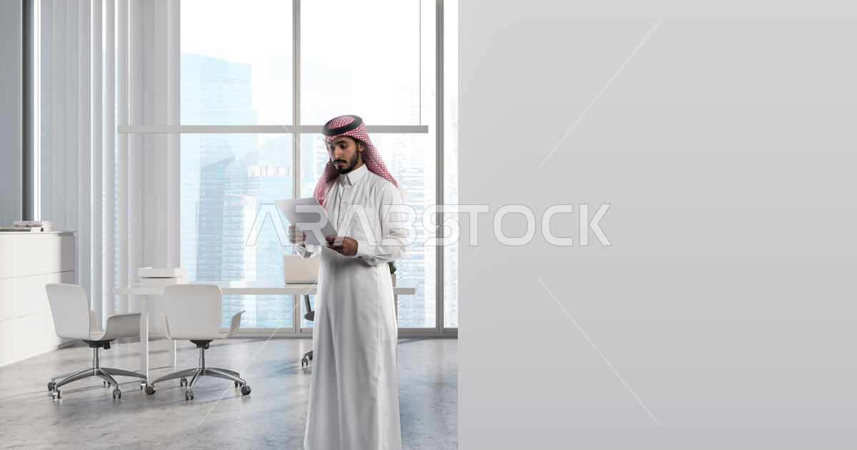 متابعة الأهداف والخطط في مقر الشركة, رجل عربي خليجي سعودي يرتدي الثوب ...