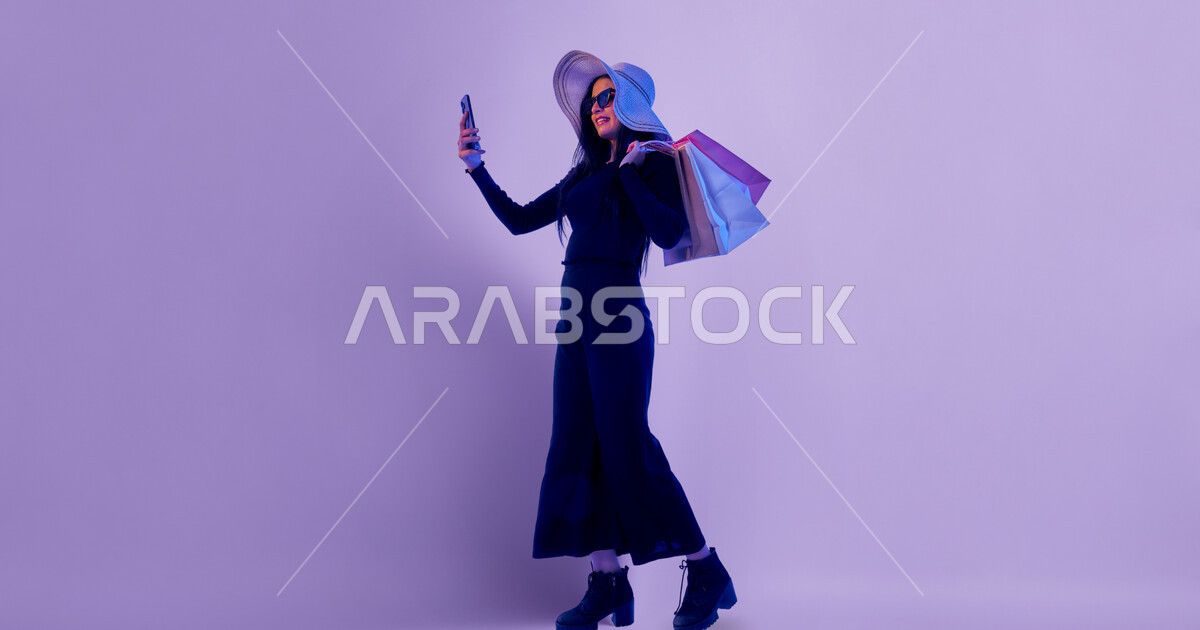 ارتداء القبعة والنظارة الشمسية، مفهوم الأناقه والأنوثه، بورتريه لمرأه