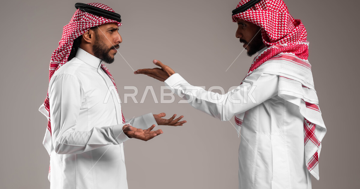 مفهوم النقاش الحاد والمواجهة بين الأخوة، بورتريه لشابين توءم عربيين ...