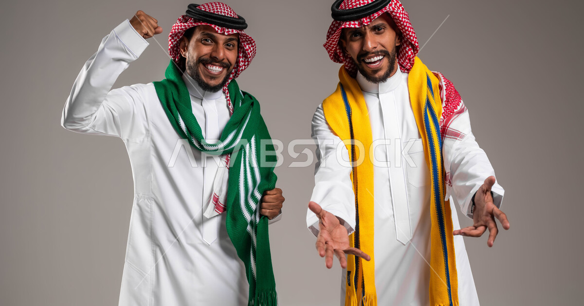 Looking at the camera with interaction, integration and enthusiasm ...