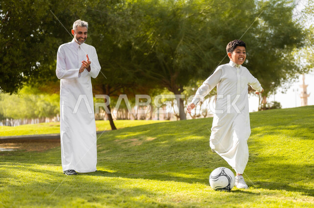 A father encouraging his son with gestures of happiness and pleasure ...