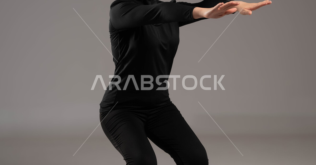 النظر إلى الكاميرا بإيماءات السعادة، انشطة ورياضات لتقوية العضلات ونحت ...