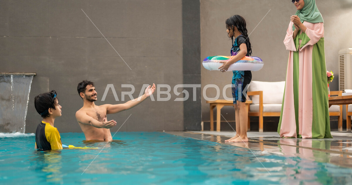 الاستمتاع بالإجازة الصيفية برفقة العائلة, أم تقوم بتشجيع ابنائها على السباحة في البركة المائية ...