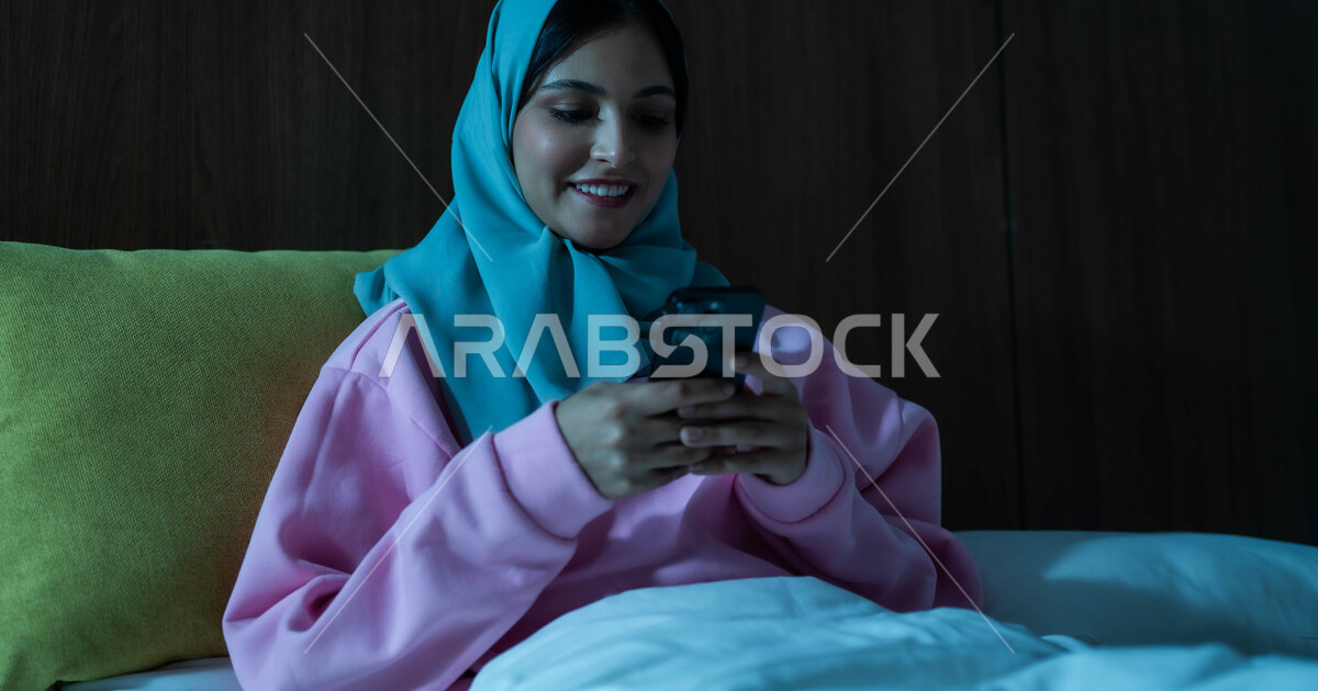 تصفح تطبيقات وبرامج التواصل الاجتماعي، إيماءات السرور والسعادة، الدردشه