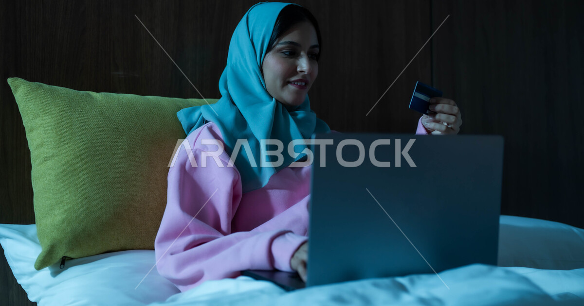 التكنولوجيا الحديثة المتطورة، إمرأة عربية سعودية خليجية محجبة مبتسمة