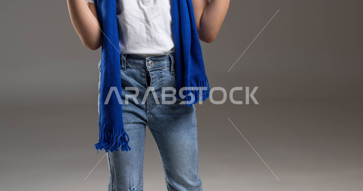 النظر إلى الكاميرا بإيماءات الحماس و التشجيع, بورتريه لفتاة خليجية عربية سعودية ترتدي الوشاح ...