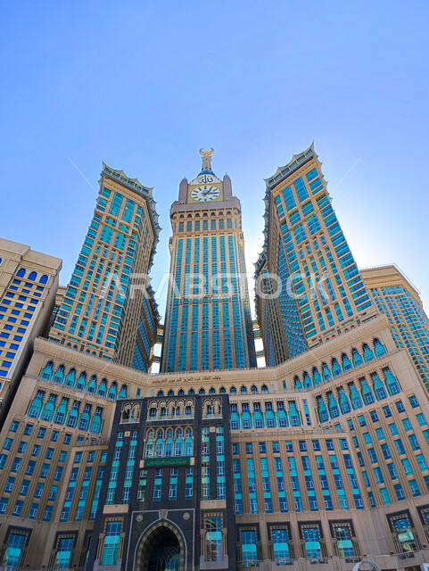 The architectural art of the Royal Clock Tower building in Mecca ...